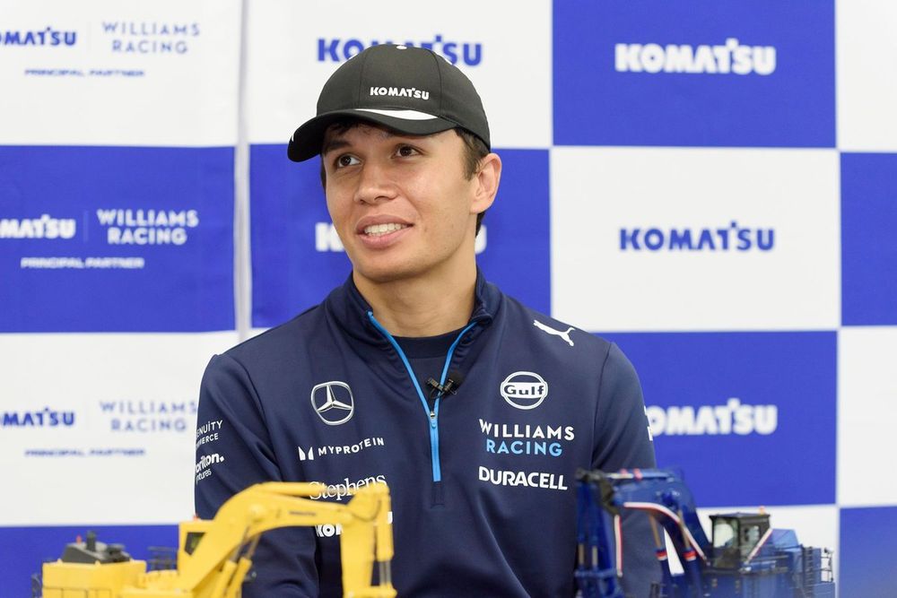 Panda a pályán! - Különleges sisakkal készül a Kínai Nagydíjra Alex Albon