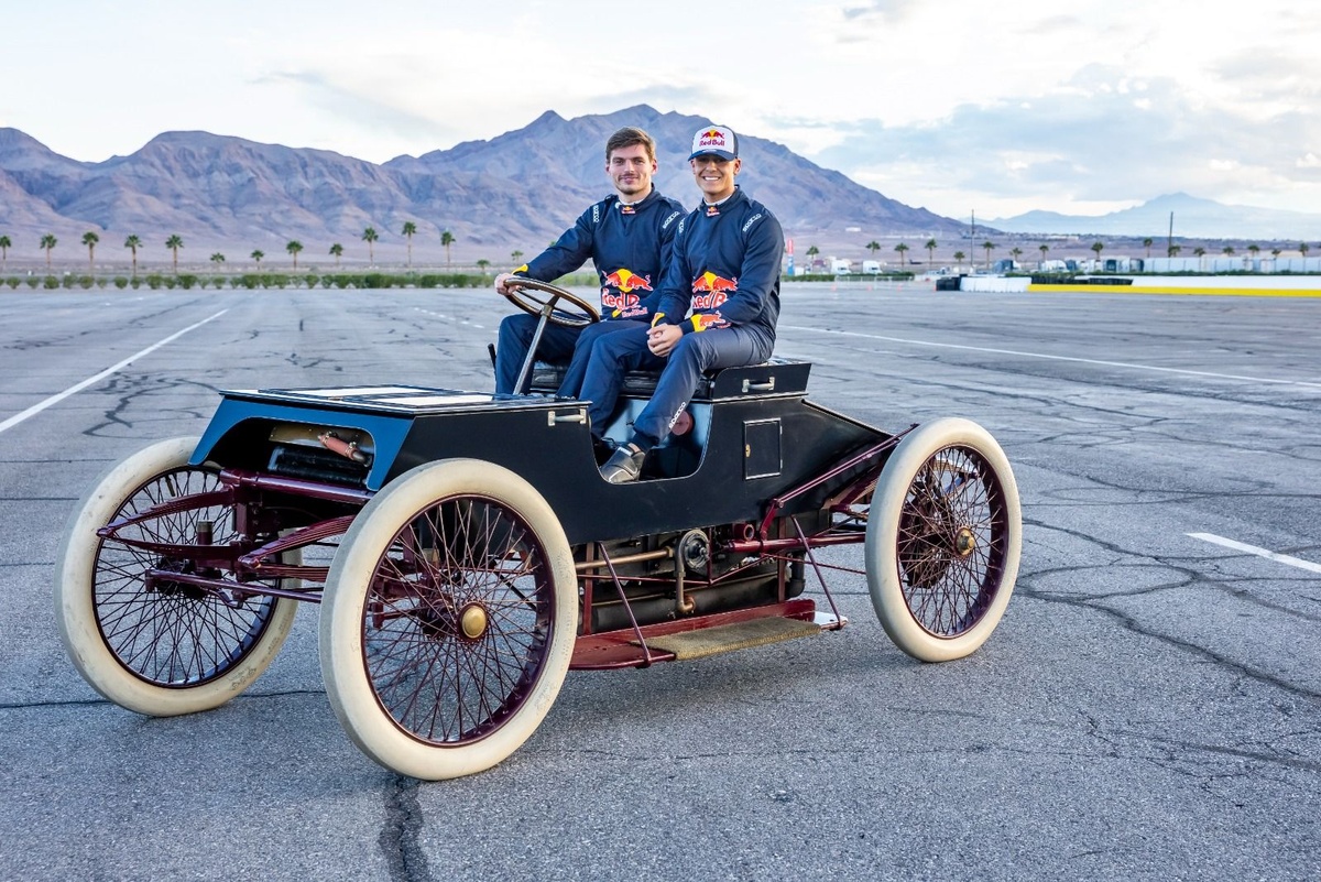 Vídeo | Verstappen vs Lindblad: un duelo épico con 12 coches históricos ...