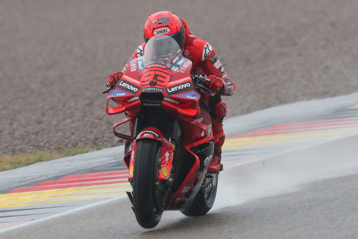 Knappe inhaalrace brengt Marc Márquez tiende MotoGP-sprintzege van 2025