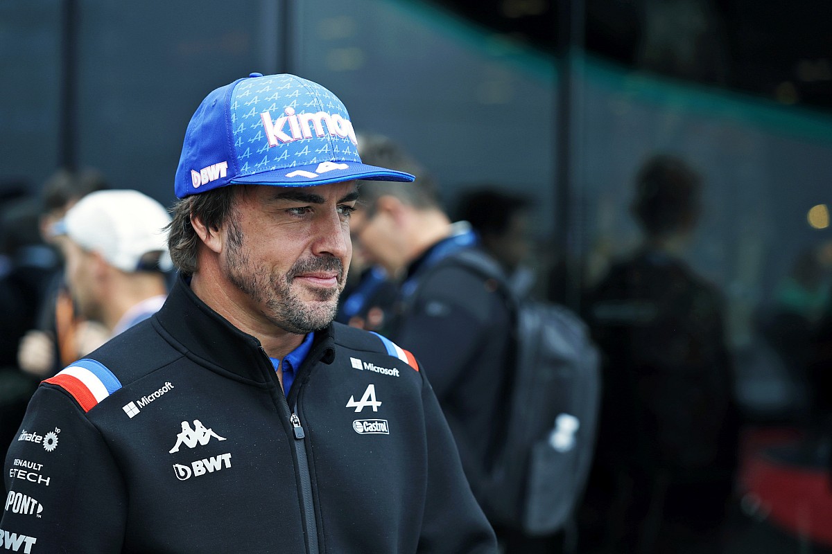 Alonso deja Alpine y firma con Aston Martin