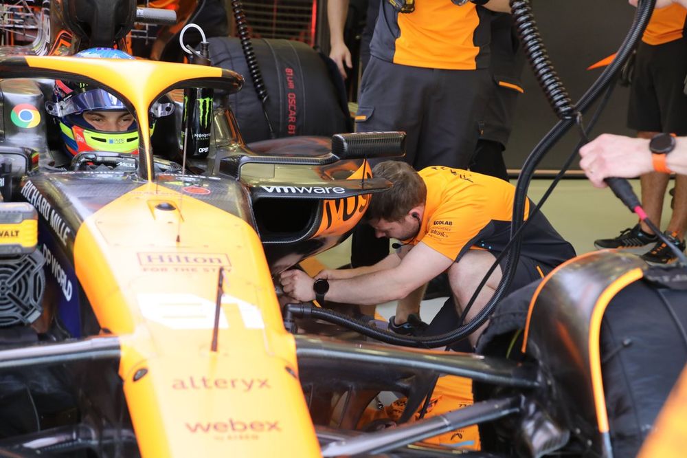 McLaren'in sidepod kanatlı 2024 F1 aracı MCL38 sonunda ortaya çıktı