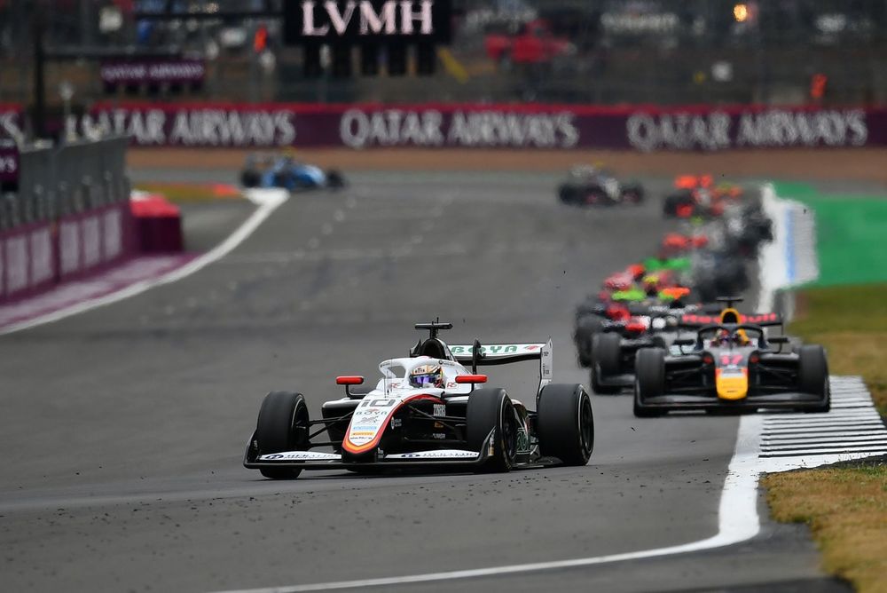 Aston Martin-fiatal nyert az F3 félbeszakított főversenyén, egy bajnoki ...