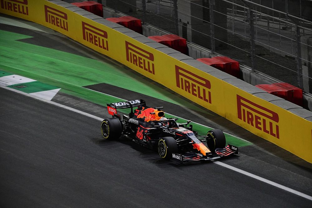 „Verstappen még mindig azzal a váltóval versenyez, a Red Bull helyében ...