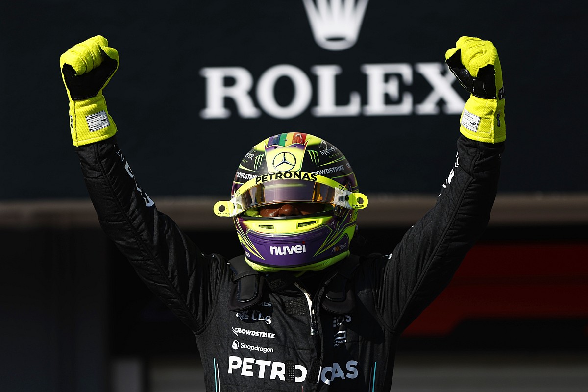 Pole-position 104 voor Hamilton: "Voelt als mijn eerste F1-pole"