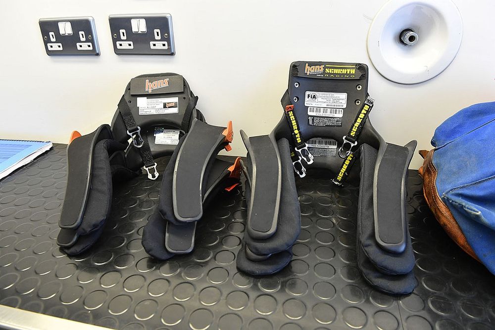 Así fue el polémico debut del HANS en la Fórmula 1