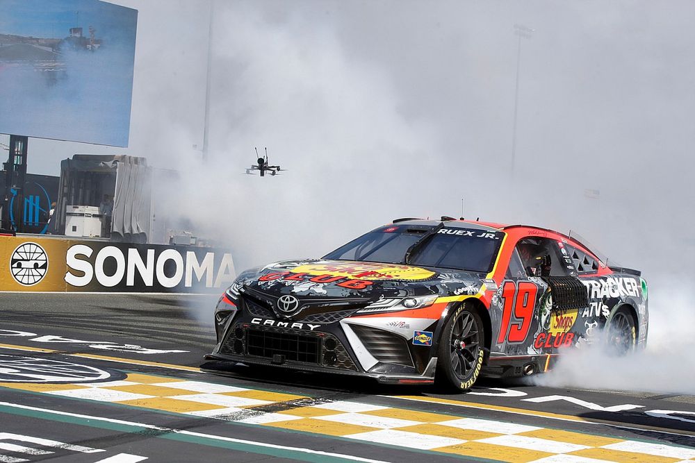 NASCAR Sonoma: Truex Jr kazandı, şampiyona liderliğine yükseldi!