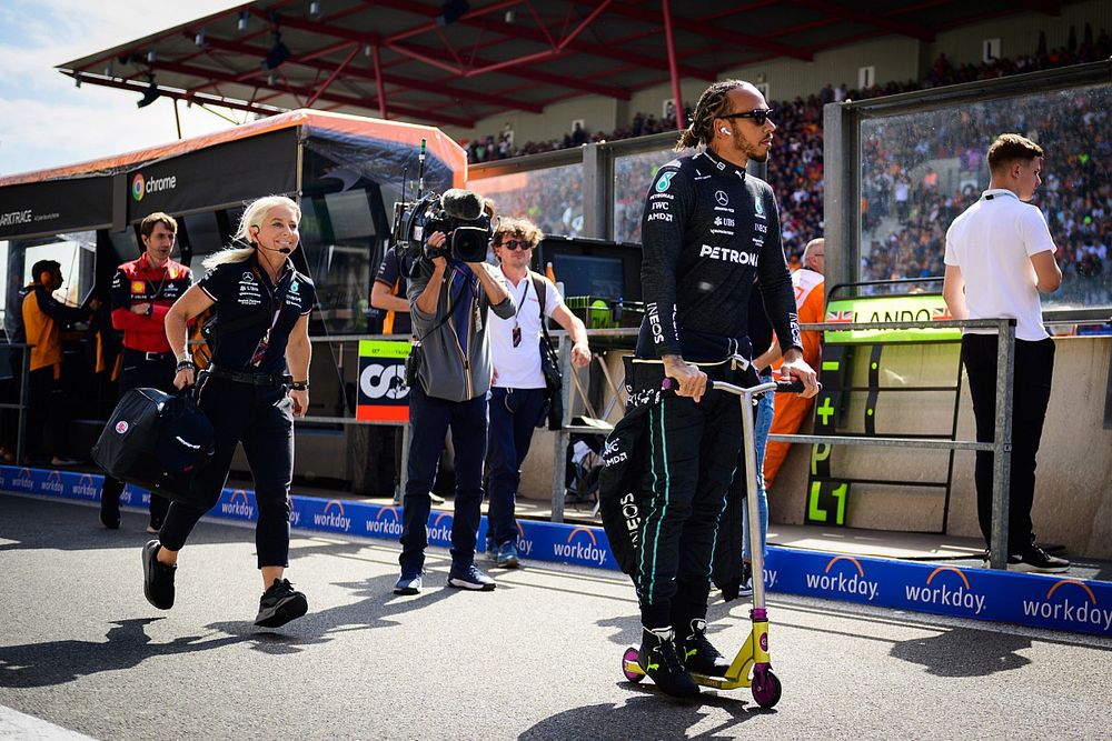 Hamilton, Alonso'ya imzalı bir şapka gönderdi