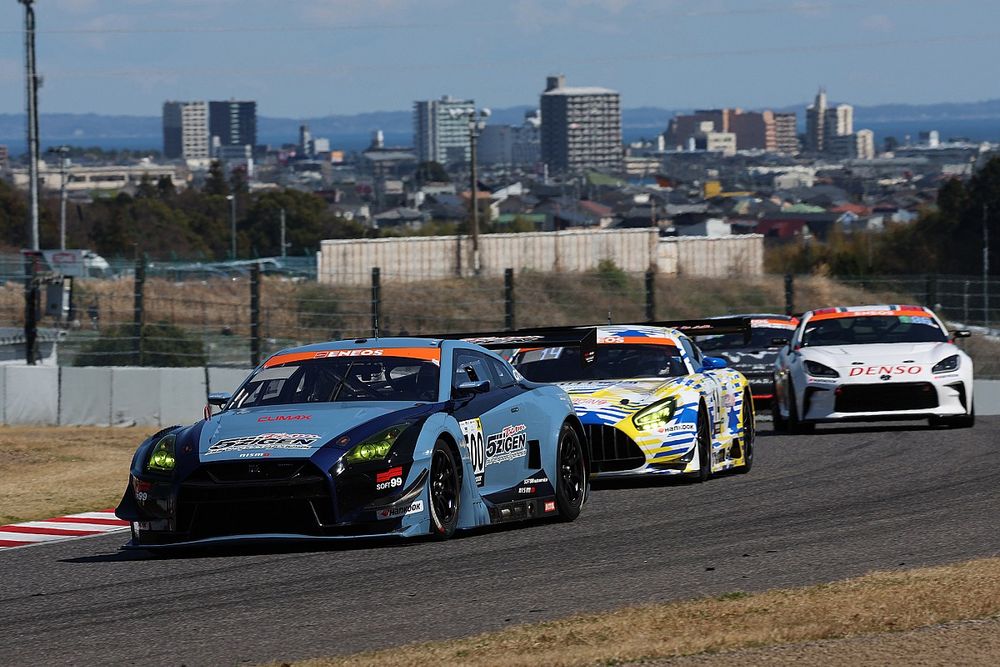 スーパー耐久開幕戦鈴鹿は終盤のクラッシュで赤旗終了。5ZIGEN GT-Rがトップクラス復帰戦をポールトゥウィンで飾る