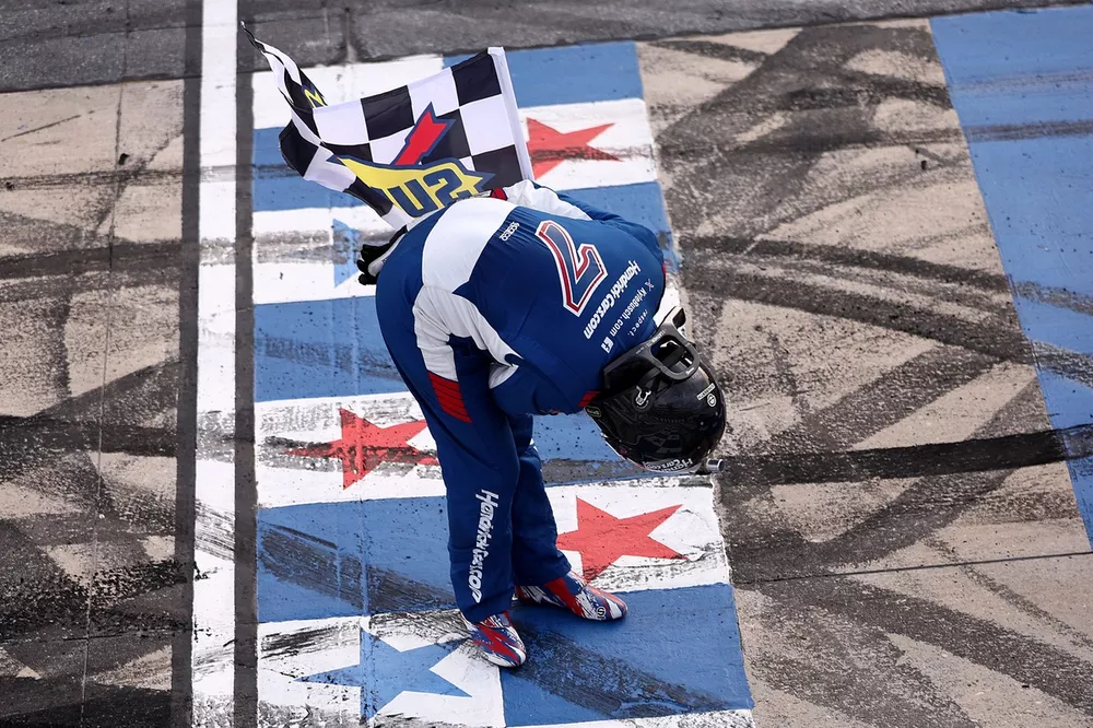 Kyle Busch stretches fuel to claim 69th NASCAR Truck win at Dover