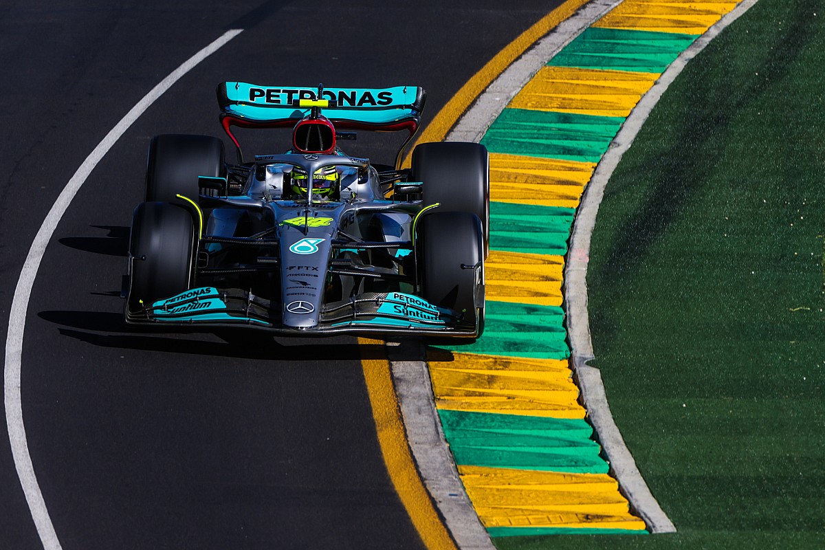 Hamilton: "El Mercedes W13 es como una víbora"