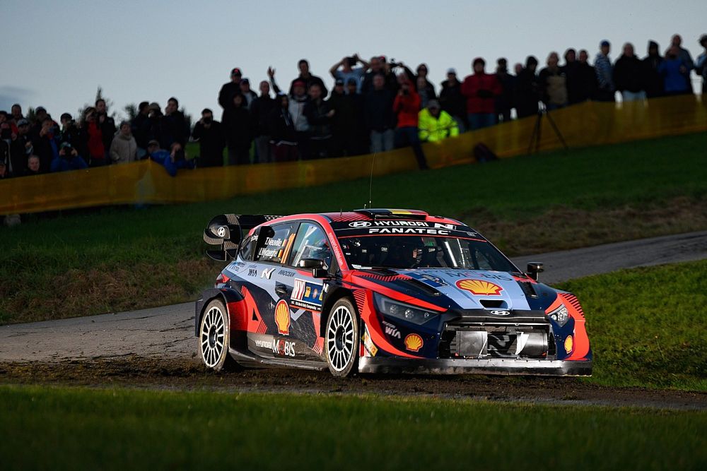 Neuville en tête du Rallye d'Europe centrale, Evans sous pression