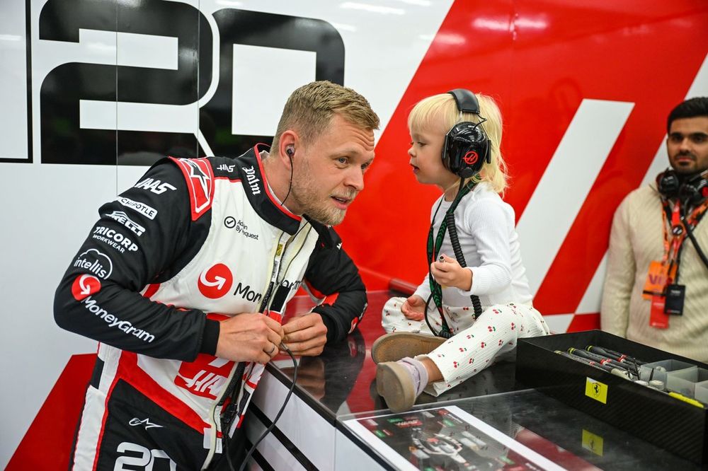 Magnussen: "Hulkenberg şu anda araçla benden daha iyi baş ediyor"