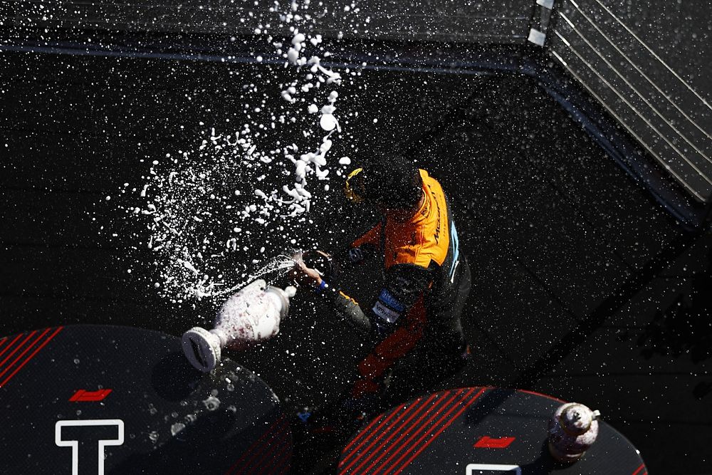 Norris se disculpa por romper el trofeo: "Me siento mal, yo me habría enfadado"