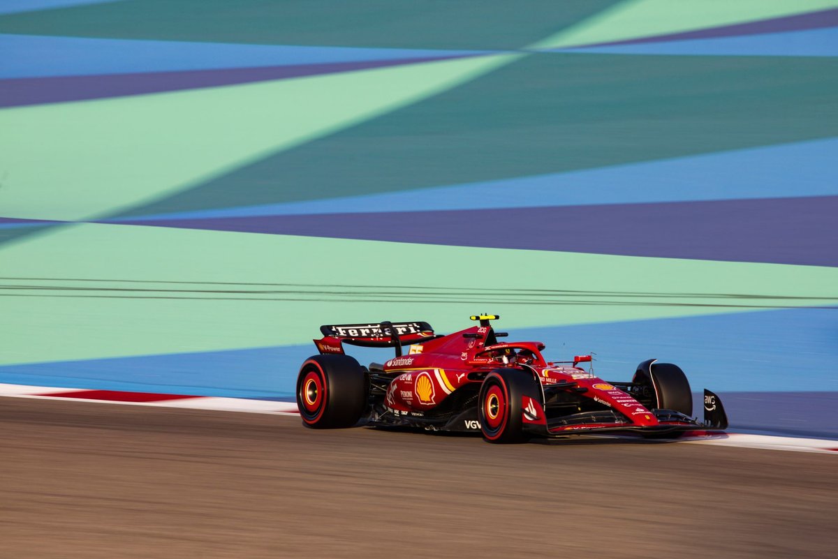 A Ferrari az élen a Red Bull előtt a pénteki tesztnap délelőttjén ...