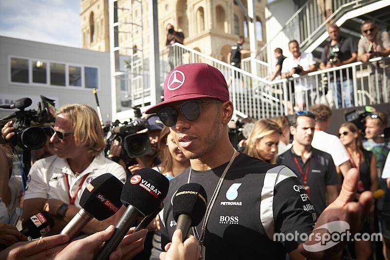 Hatalmas elismerés Hamilton neve mellett: az év sportolója Messivel