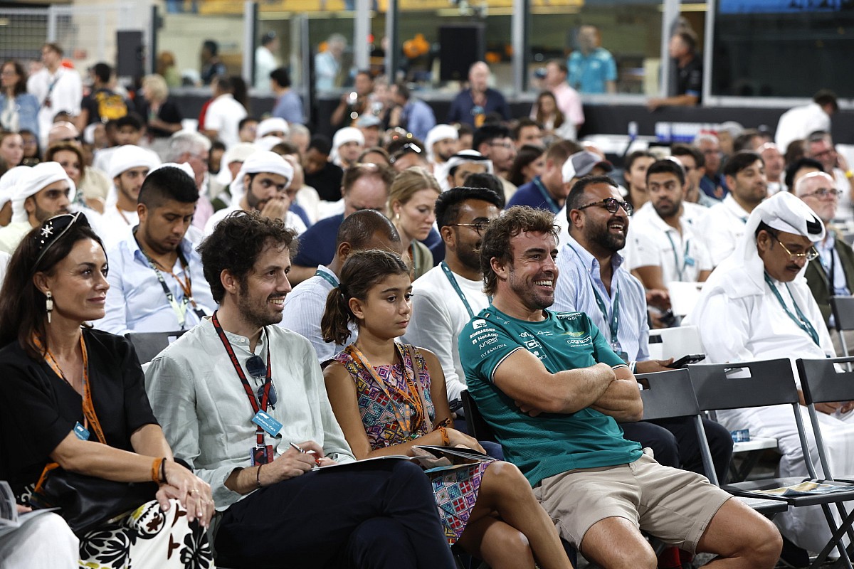 Így ment Fernando Alonso Ron Dennis agyára… egy óriási barackkal