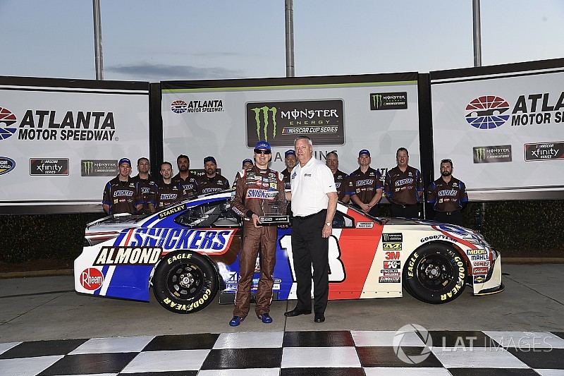 Kyle Busch beffa Ryan Newman e centra la pole ad Atlanta