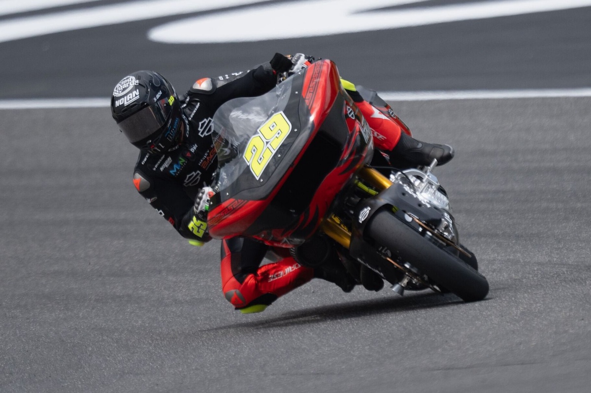Iannone vince subito sulle Baggers al Mugello e invita Stoner: "Vieni ...