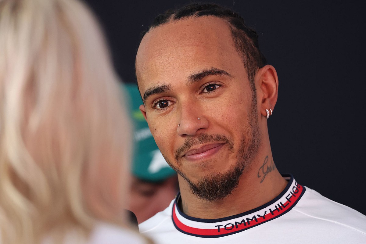 Lewis Hamilton tárgyalt a Ferrarival