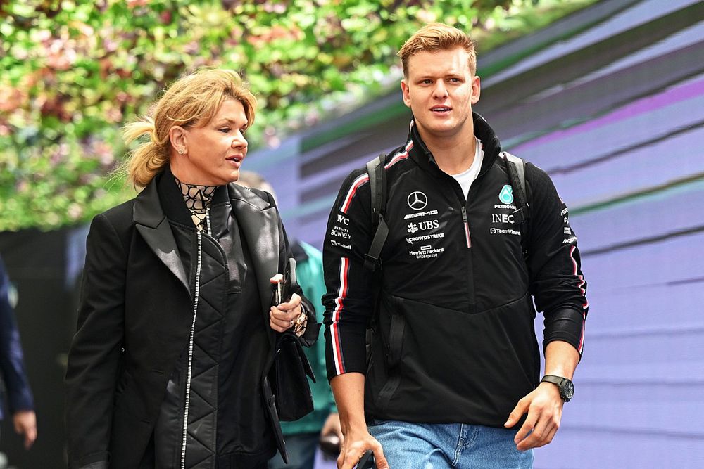 Schumacher'in geleceği belirsizliğini koruyor