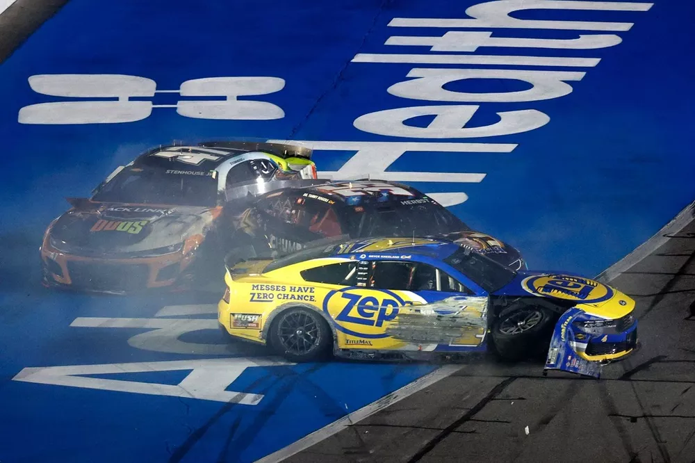 Ricky Stenhouse Jr. bemoans early Daytona exit after Stage 1 chaos ...