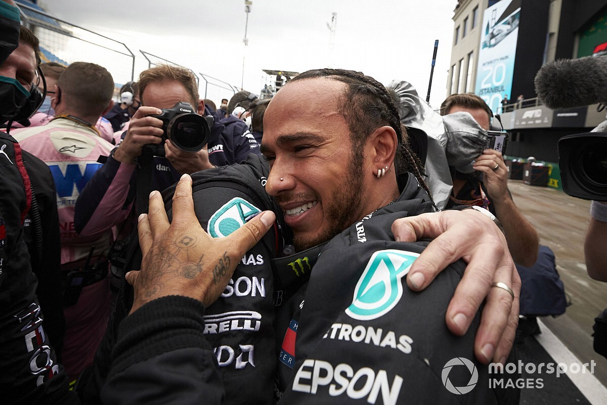F1: Hamilton says unsung heroes deserve knighthood, not me