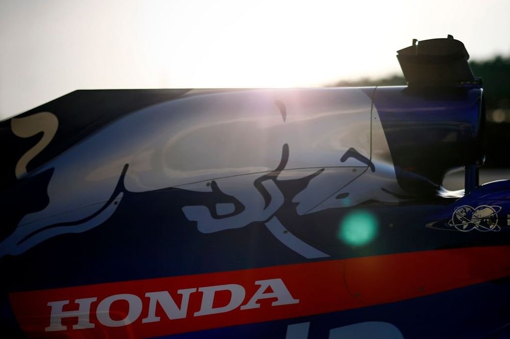 トロロッソ時代のメタリックブルーが帰ってくる！？ ビザ・キャッシュアップRBが2024年マシンカラーリングを“チラ見せ”