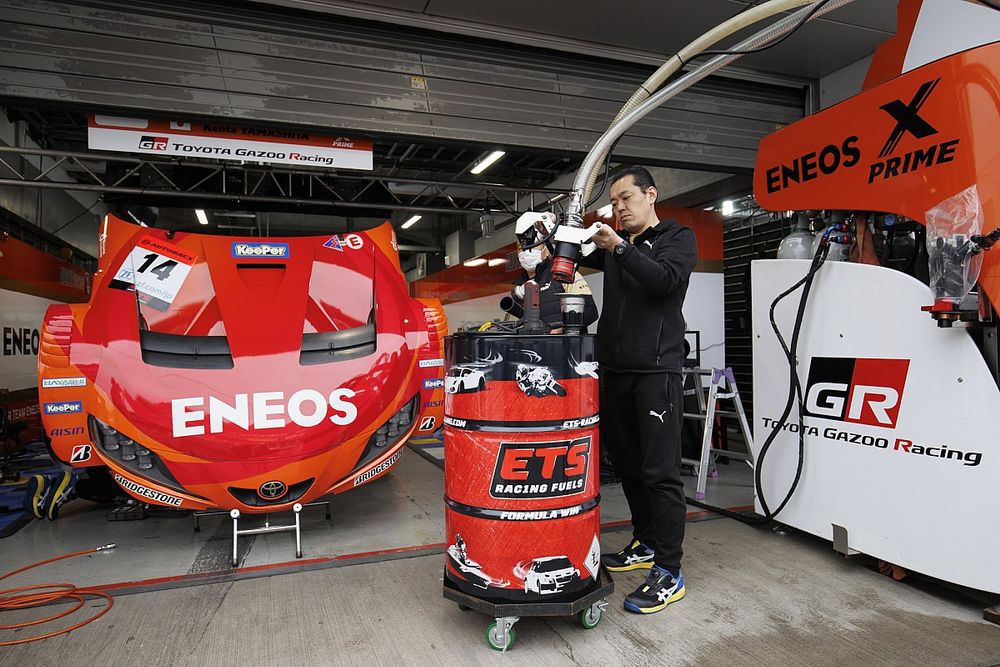 【スーパーGT】空力開発凍結の中、やれることは意外にある？ 気になるフロントボンネットの開口部