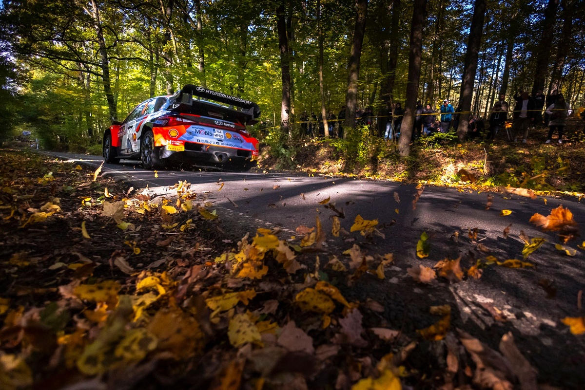 WRC Central Europe: Neuville grabs lead, Mikkelsen crash causes red flag