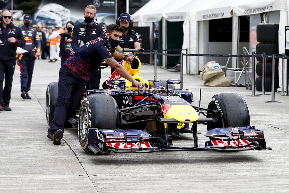 F1用V8エンジンで演奏してみた。レッドブル・レーシング、2011年チャンピオンマシン『RB7』で国歌奏でる