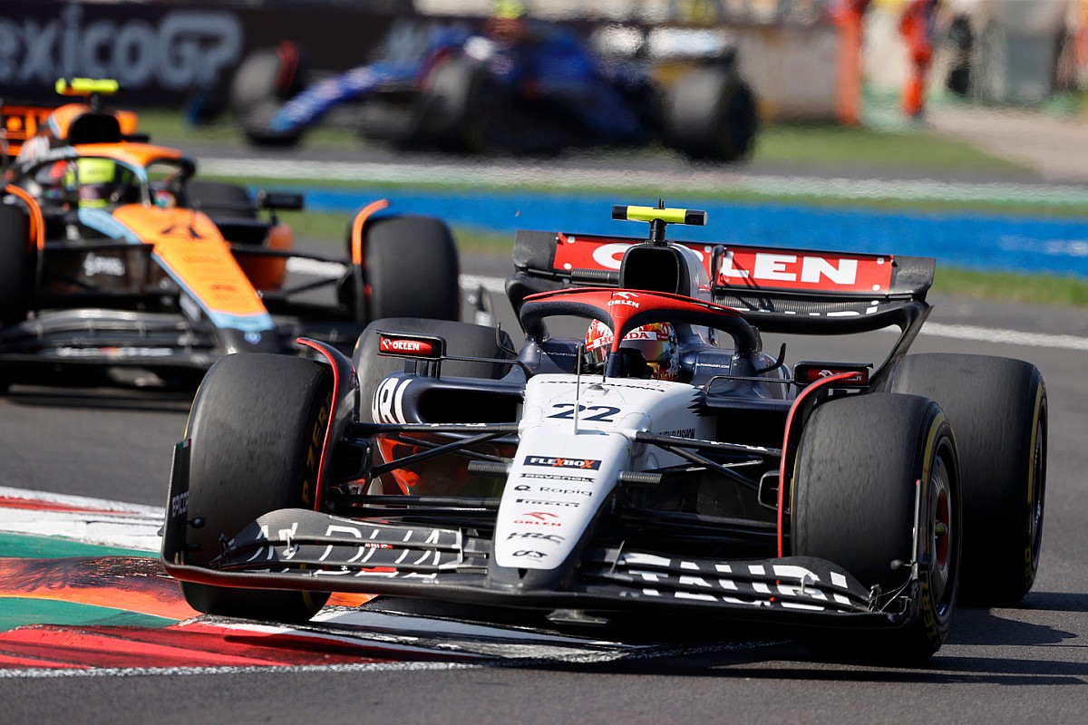 Tsunoda en Piastri rijden elkaar in wielen tijdens F1-race Mexico