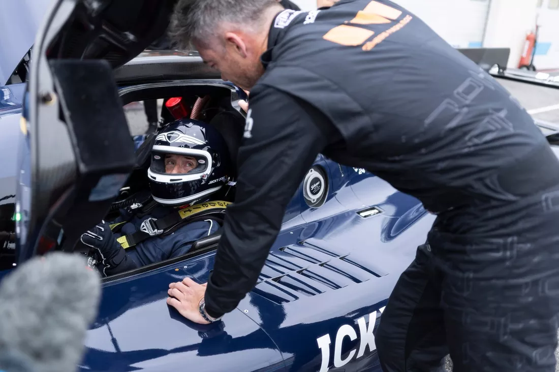 En fotos: Jacky Ickx se puso al volante del Hypercar de Genesis WEC