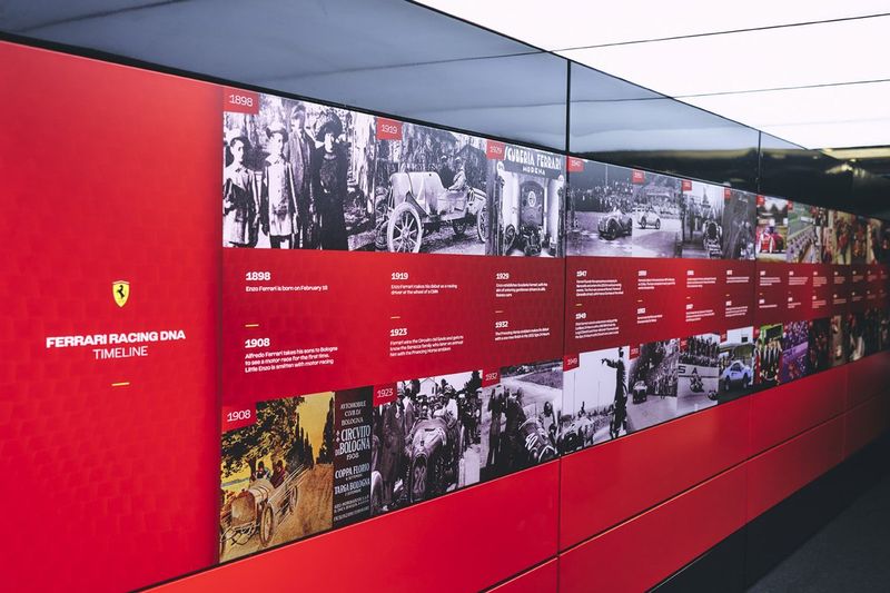 F1 | Ferrari celebra il suo DNA sportivo con due timeline nel box
