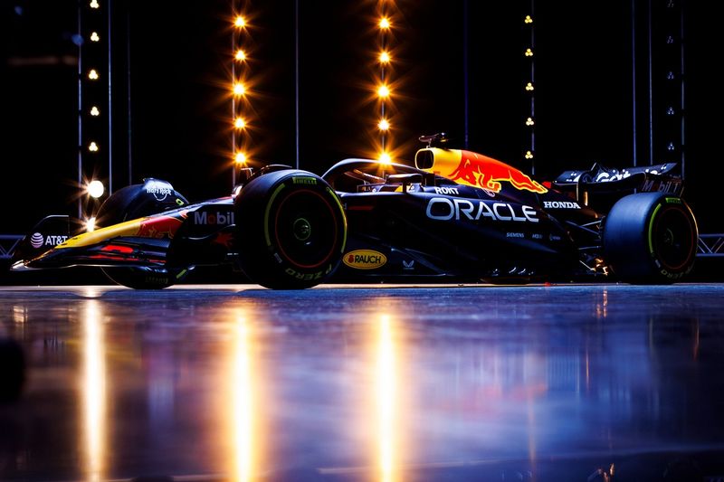 Foto’s: De nieuwe Red Bull RB21 van Verstappen en Lawson