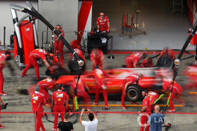 Ferrari practice pit stops | Formula 1 photos | Galleria principale ...