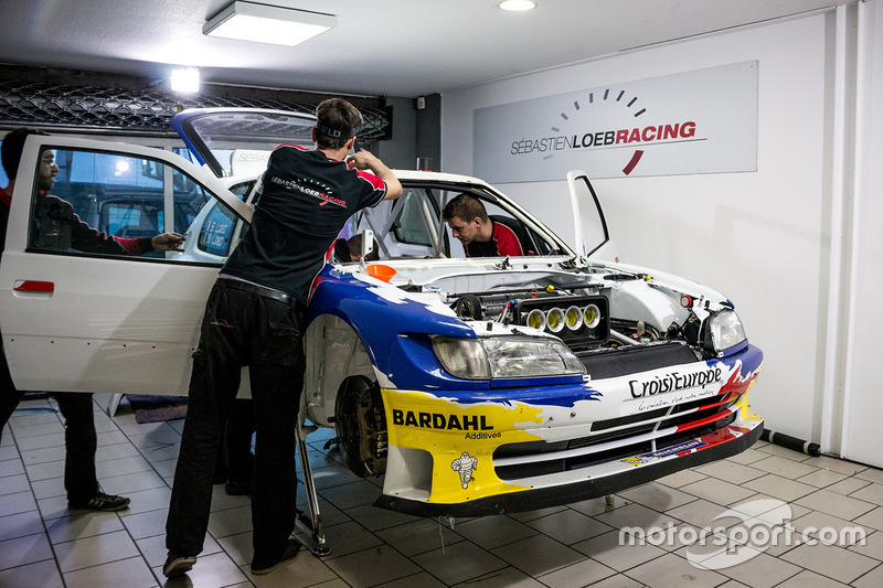 La Peugeot 306 Maxi en phase d'assemblage dans les ateliers du ...