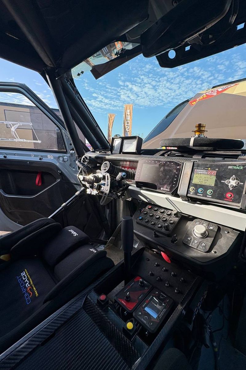 Gallery Dakar | Il tridente Defender al debutto nel deserto con i D7X‑R