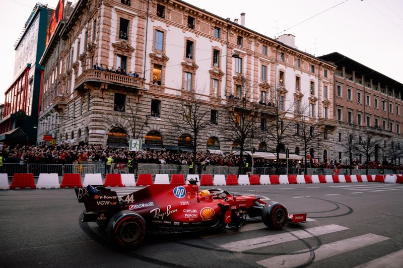 Fotogallery F1 | Gli scatti più belli dello show Ferrari a Milano