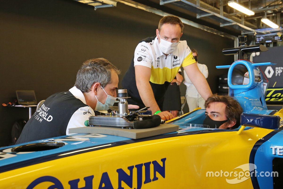 GALERÍA: el reencuentro de Alonso con el Renault R25 en Abu Dhabi