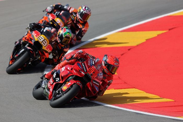 MotoGP Aragon GP: Marc Marquez fights back for sprint victory