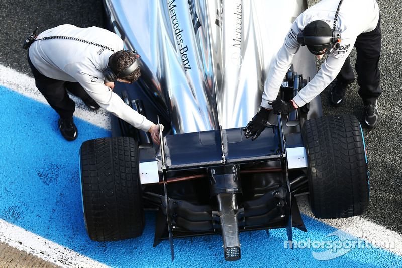 McLaren 'wing' suspension raises eyebrows at Jerez