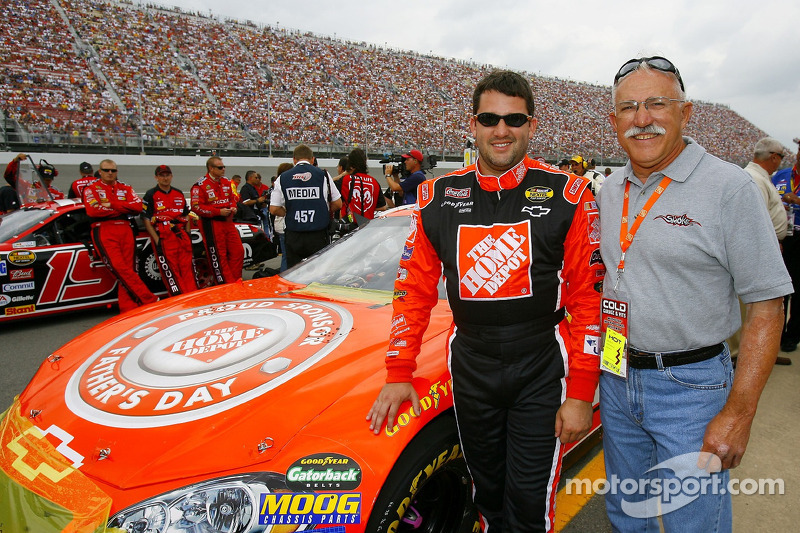 Tony Stewart with his father Nelson Stewart at Michigan