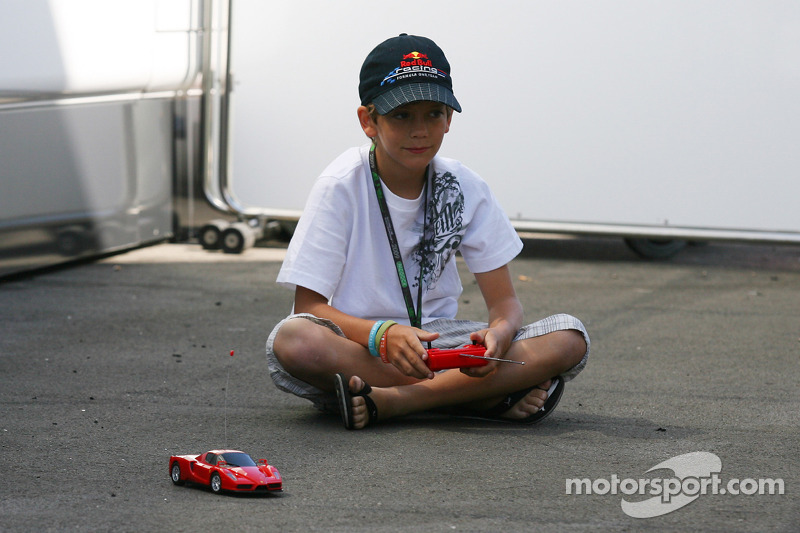Seb watching the DTM race from the Mercedes garage : r/formula1