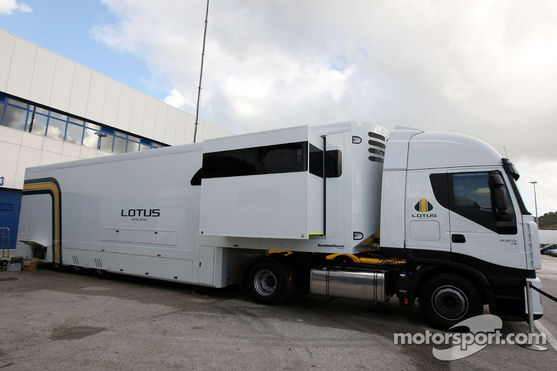 Truck Lotus F1 Team op Jerez februari test II - Formule 1 foto's